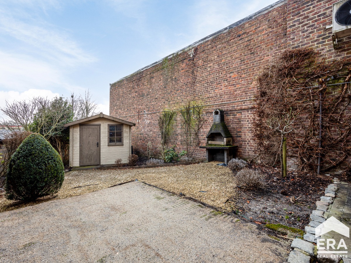 Ruime 3-gevelwoning met 6 slpks, garage, carport en tuin Sold | ERA