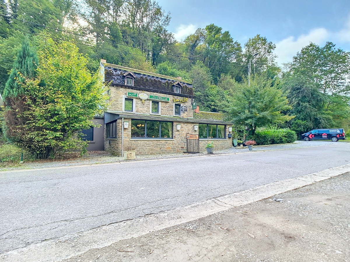 Commerciële ruimte + woning in Vyle-et-Tharoul € 275 000 | ERA