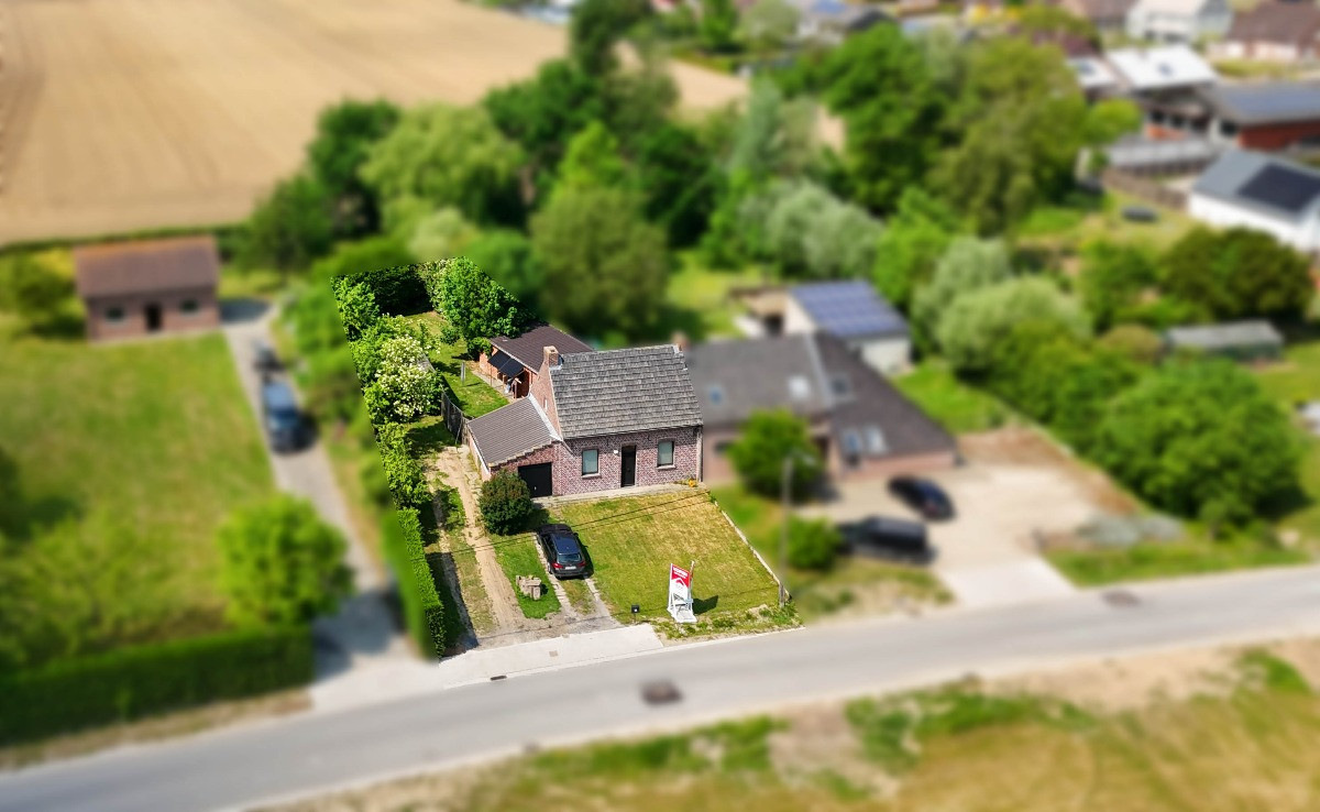 Halfopen woning met groene tuin in rustige buurt € 245 000 | ERA